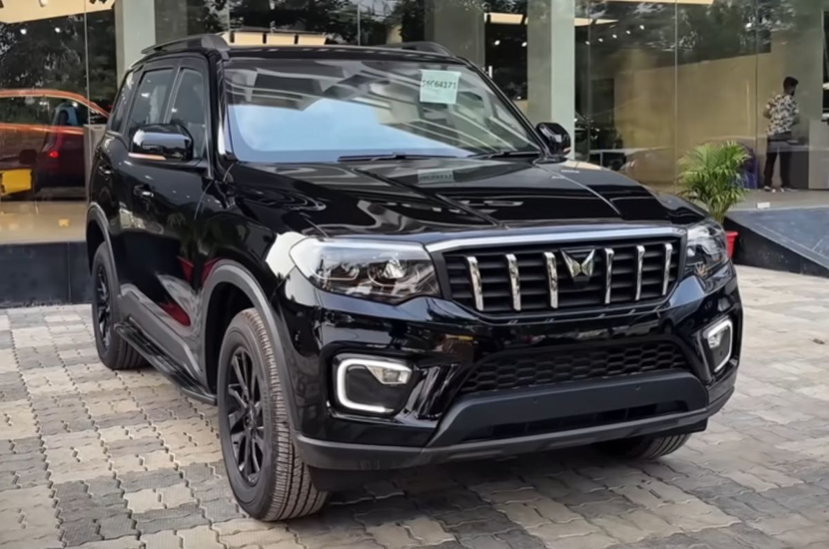 Mahindra XUV 3XO and XUV700 waiting periods double for most variants in May 2025 - Introduction ...